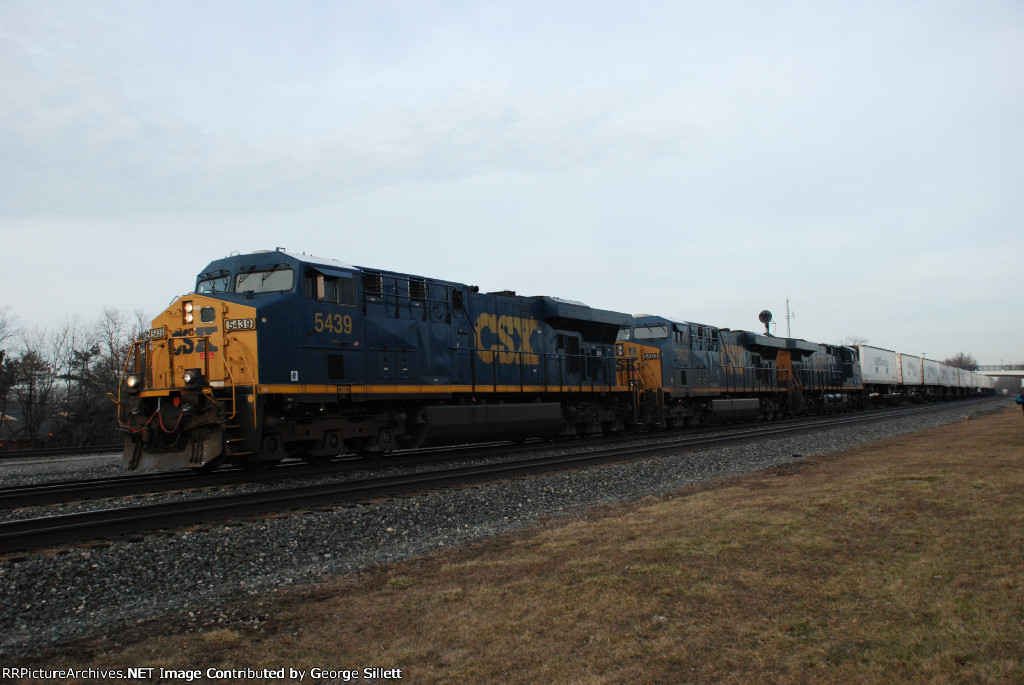 CSX 5439 takes trailers West.